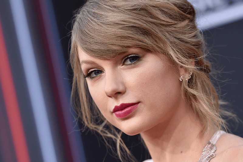 Taylor Swift 洗澡，粉絲對主持人不滿 - POPBEE