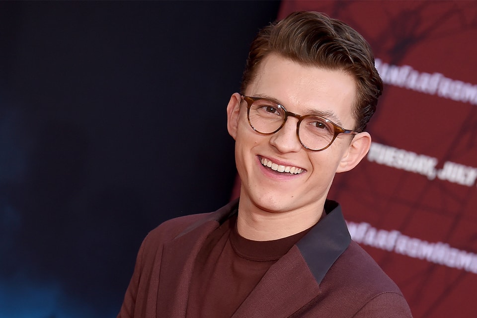 Tom Holland 不脫戲服喝咖啡的畫面真實又搞笑 - POPBEE