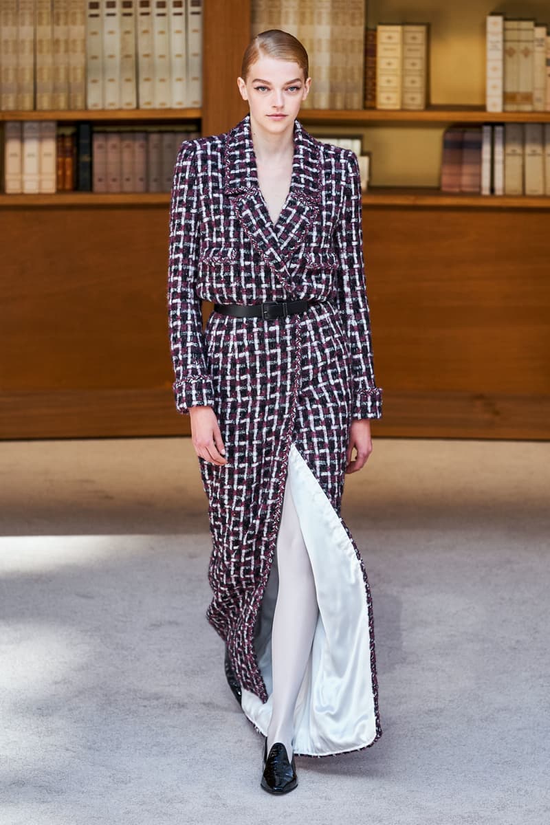 #PFW：跟著 Virginie 走進 Chanel's Library，細細低喃出女性的優柔恬靜 - POPBEE