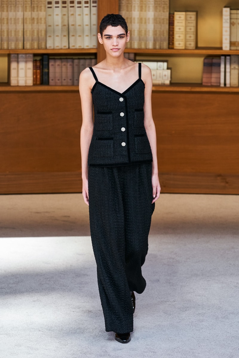#PFW：跟著 Virginie 走進 Chanel's Library，細細低喃出女性的優柔恬靜 - POPBEE
