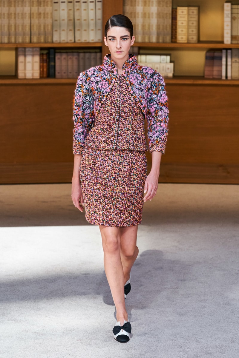 #PFW：跟著 Virginie 走進 Chanel's Library，細細低喃出女性的優柔恬靜 - POPBEE