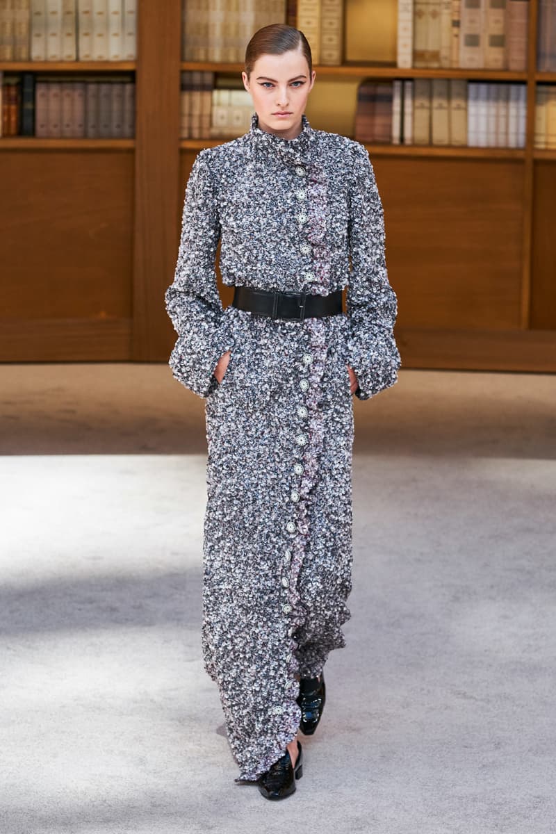 #PFW：跟著 Virginie 走進 Chanel's Library，細細低喃出女性的優柔恬靜 - POPBEE
