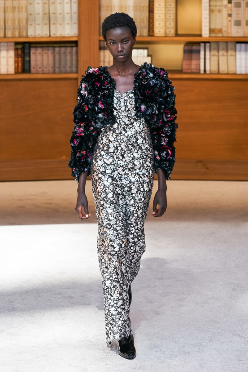 #PFW：跟著 Virginie 走進 Chanel's Library，細細低喃出女性的優柔恬靜 - POPBEE