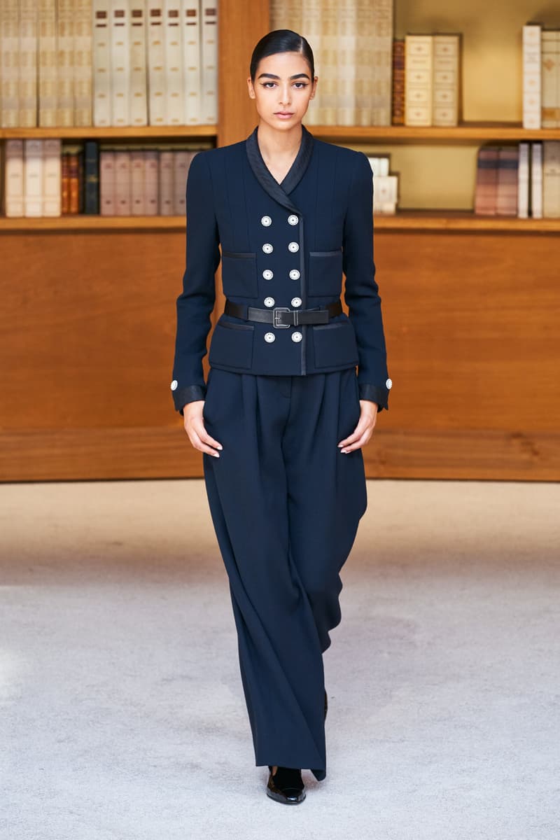 #PFW：跟著 Virginie 走進 Chanel's Library，細細低喃出女性的優柔恬靜 - POPBEE
