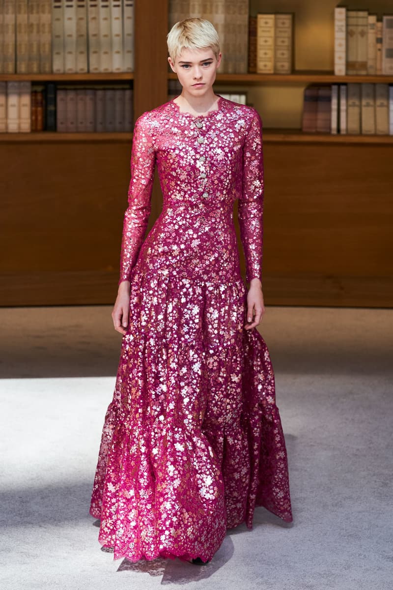 #PFW：跟著 Virginie 走進 Chanel's Library，細細低喃出女性的優柔恬靜 - POPBEE