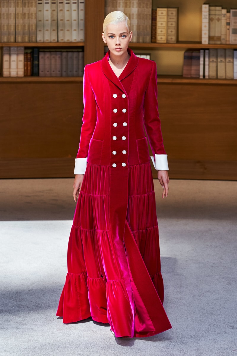 #PFW：跟著 Virginie 走進 Chanel's Library，細細低喃出女性的優柔恬靜 - POPBEE