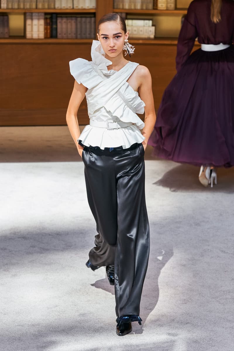 #PFW：跟著 Virginie 走進 Chanel's Library，細細低喃出女性的優柔恬靜 - POPBEE