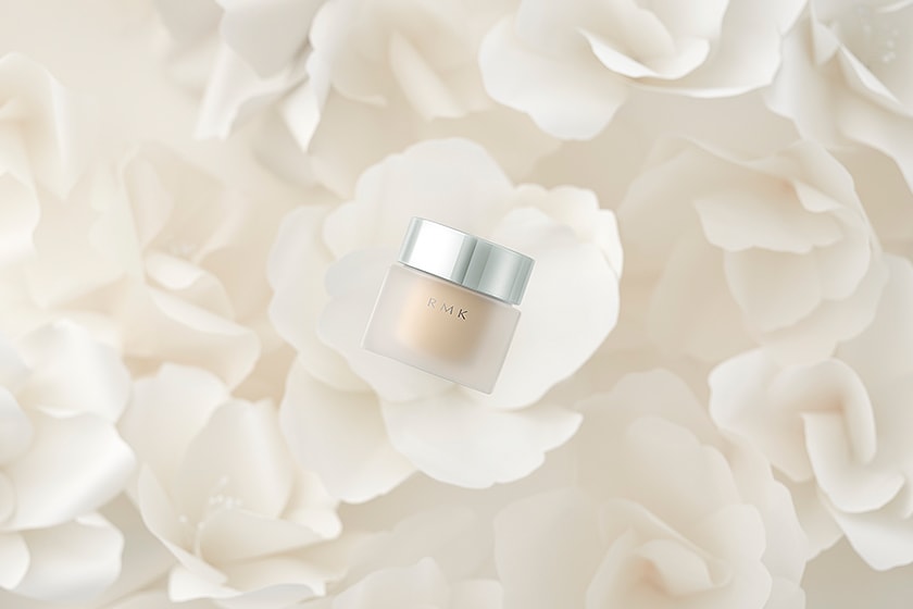 用 RMK 新推出「水凝美肌粉霜」打造傳說中小顏美肌的「仙女光」底妝，到底有什麼厲害之處？ - POPBEE