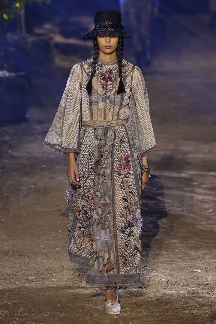 Dior 2020 春夏時裝展：植物刺繡、草編帽⋯質樸仍不減唯美！ - POPBEE