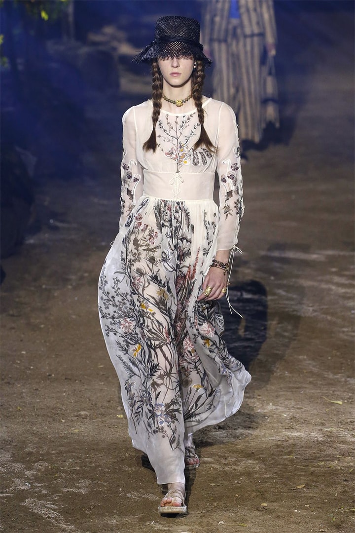 Dior 2020 春夏時裝展：植物刺繡、草編帽⋯質樸仍不減唯美！ - POPBEE