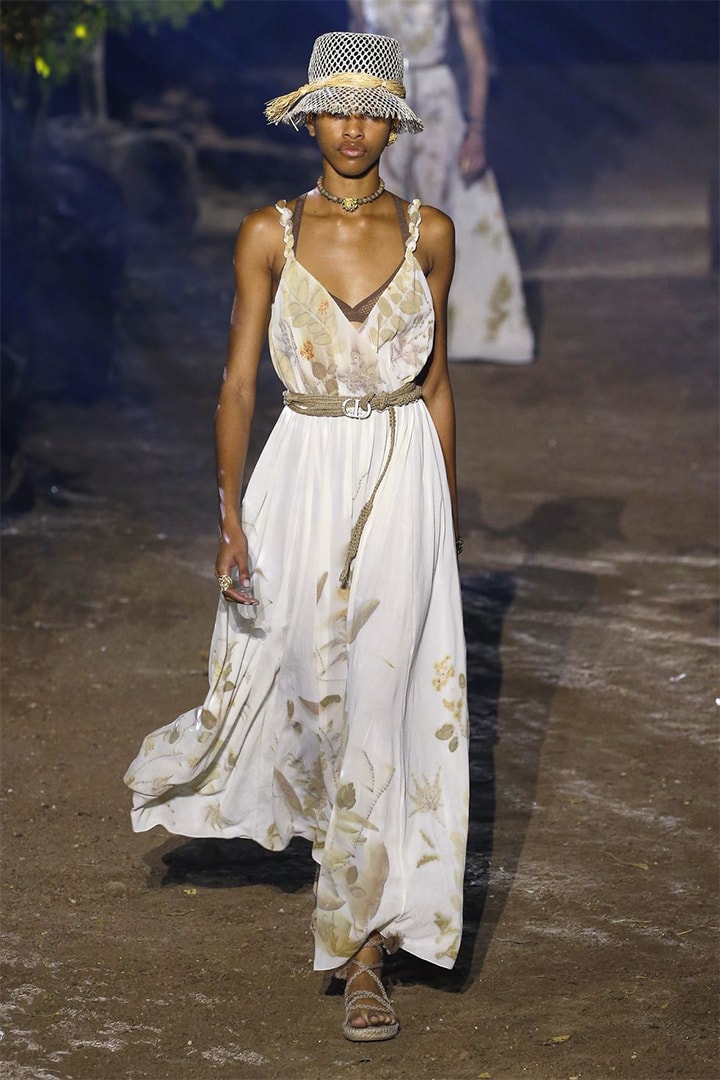 Dior 2020 春夏時裝展：植物刺繡、草編帽⋯質樸仍不減唯美！ - POPBEE