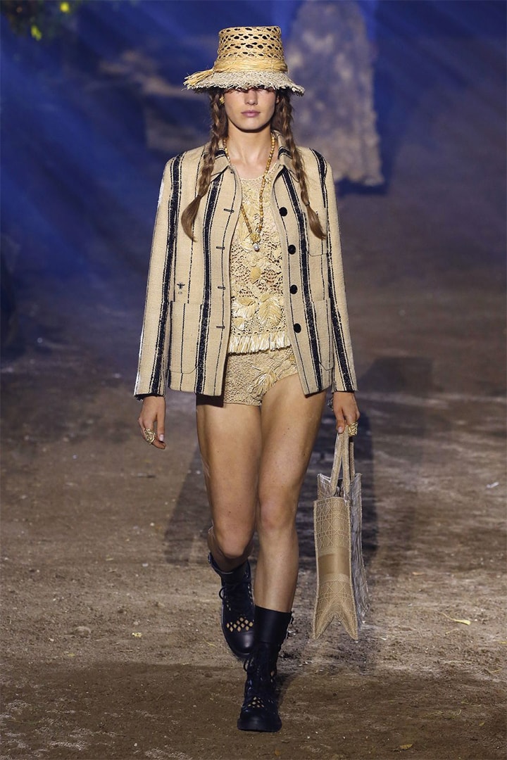 Dior 2020 春夏時裝展：植物刺繡、草編帽⋯質樸仍不減唯美！ - POPBEE