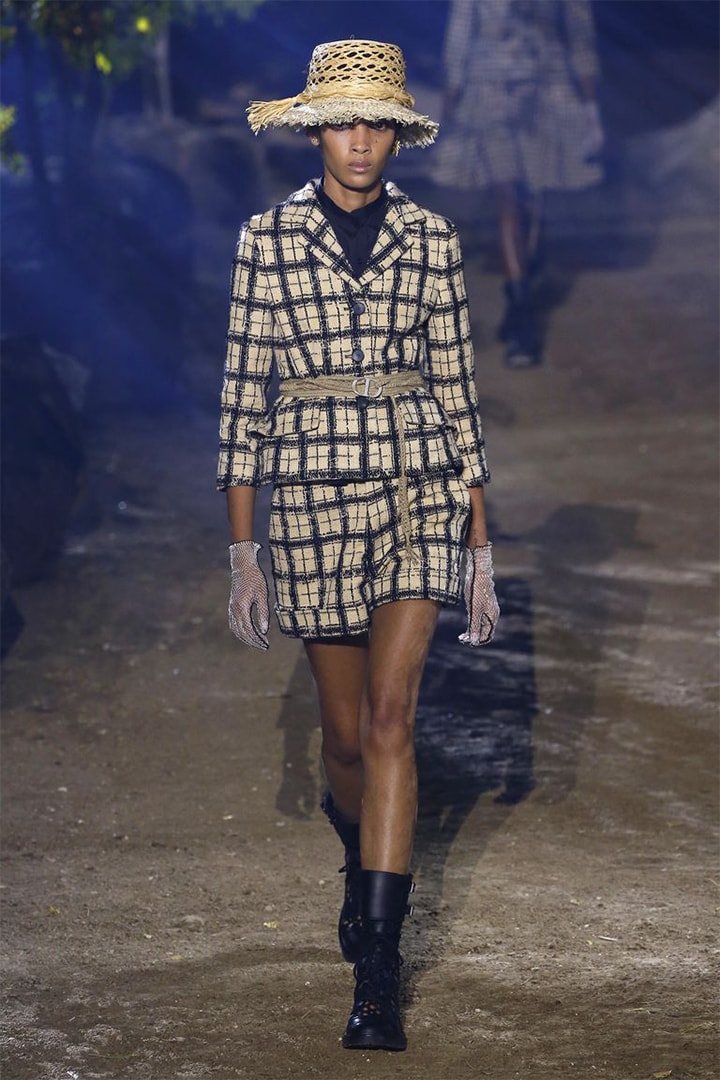 Dior 2020 春夏時裝展：植物刺繡、草編帽⋯質樸仍不減唯美！ - POPBEE