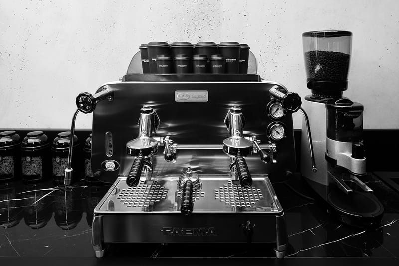 Saint Laurent 巴黎開 Café！黑色咖啡杯上藏驚喜 - POPBEE