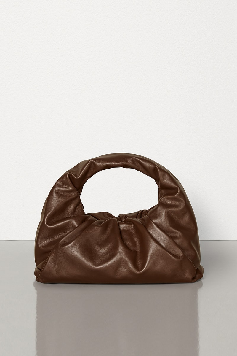 Bottega Veneta 雲朵包推出大尺寸 The Shoulder Pouch，又將成為下一款 It Bag？ - POPBEE