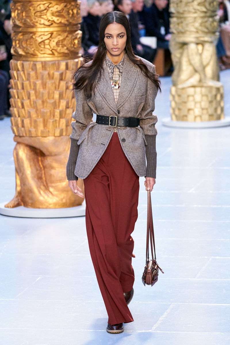 #PFW：Chloé 詩情畫意的法式摩登浪漫，伸展台上的厭世模特意外成為焦點！ - POPBEE