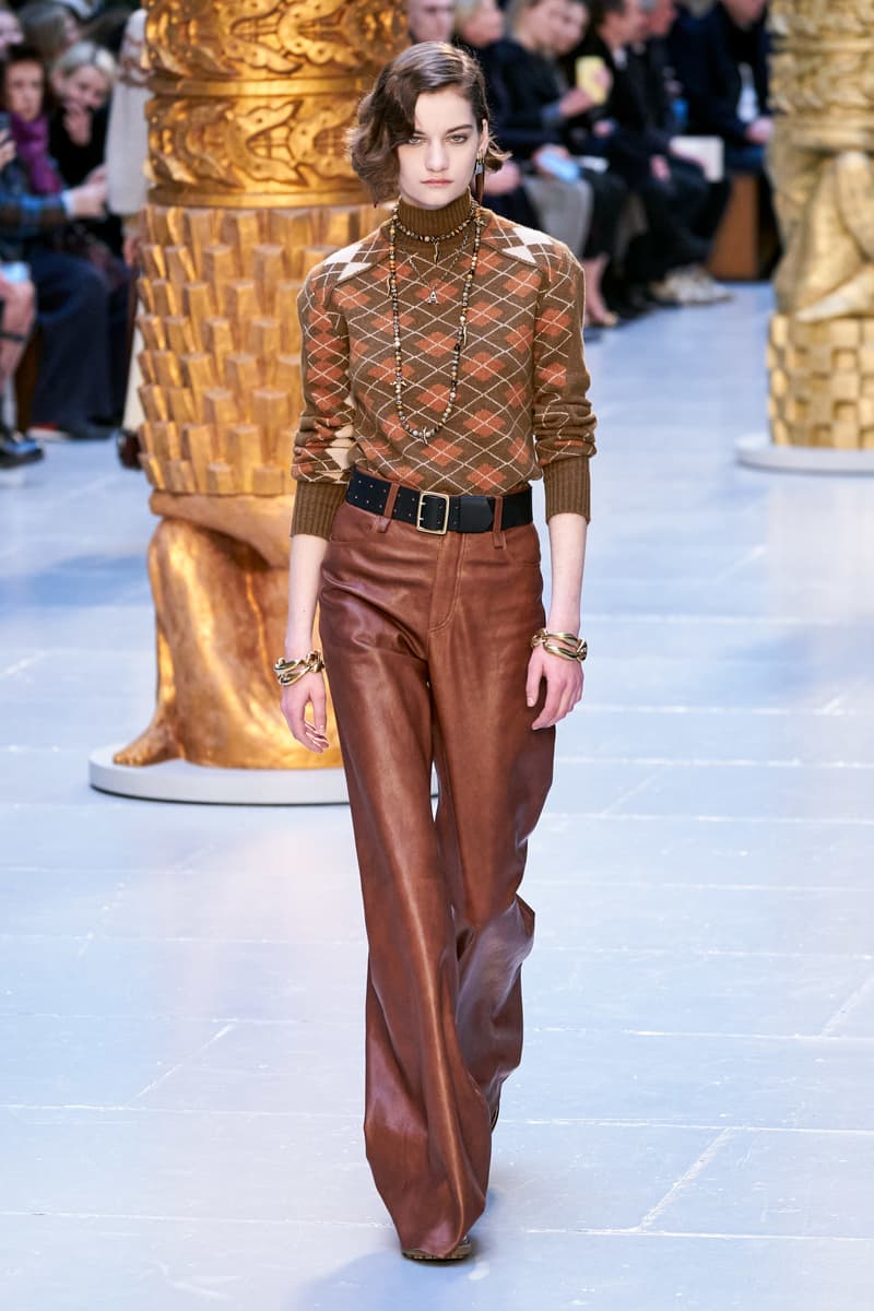 #PFW：Chloé 詩情畫意的法式摩登浪漫，伸展台上的厭世模特意外成為焦點！ - POPBEE