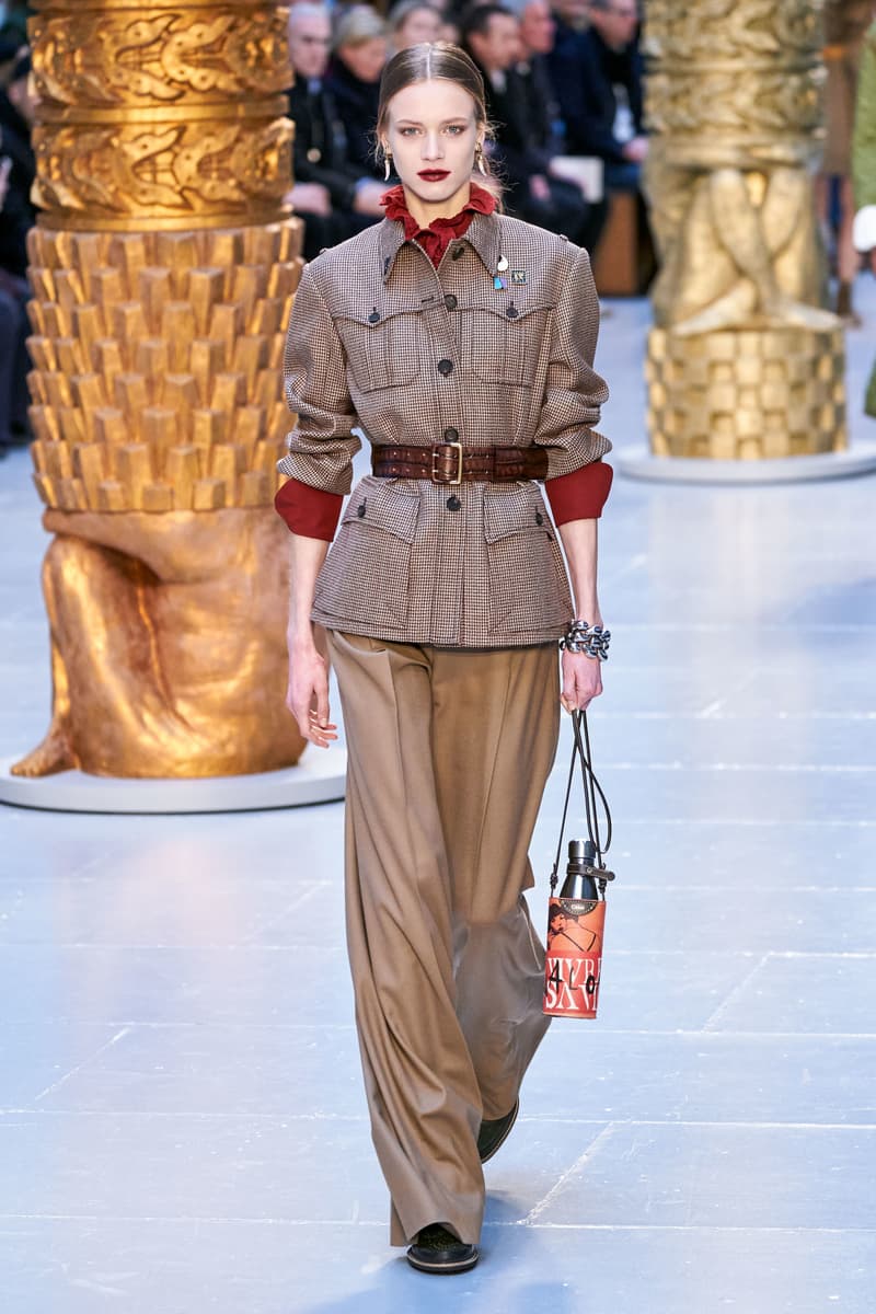 #PFW：Chloé 詩情畫意的法式摩登浪漫，伸展台上的厭世模特意外成為焦點！ - POPBEE