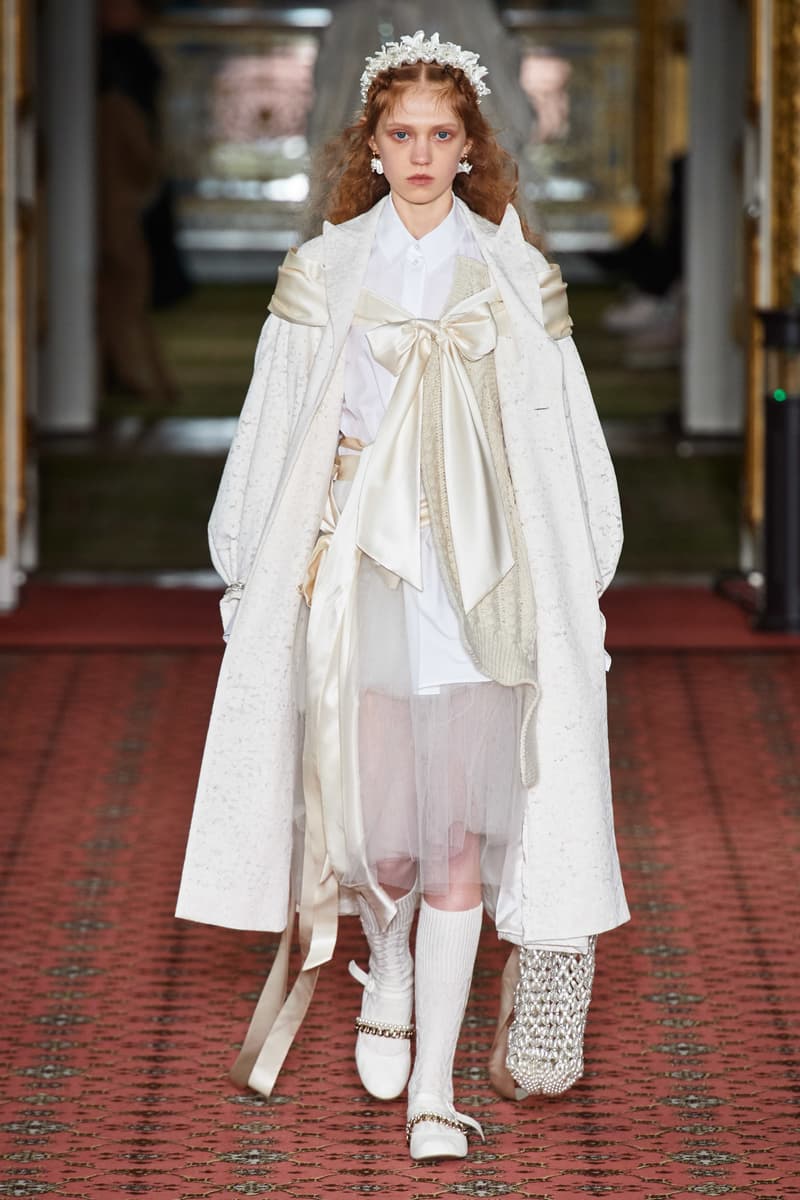 #LFW：Simone Rocha 2020 秋冬系列披著一布夢幻浪漫之下，背後藏著細膩而深沈的悲傷！ - POPBEE