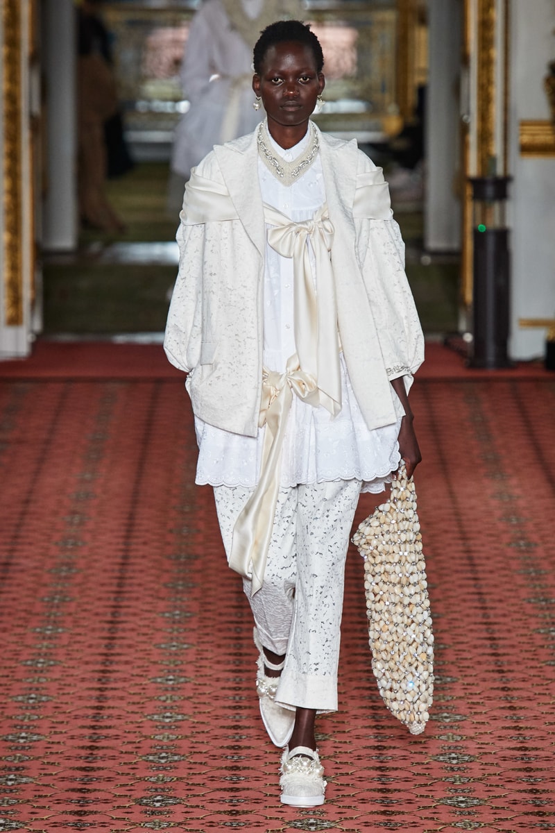 #LFW：Simone Rocha 2020 秋冬系列披著一布夢幻浪漫之下，背後藏著細膩而深沈的悲傷！ - POPBEE