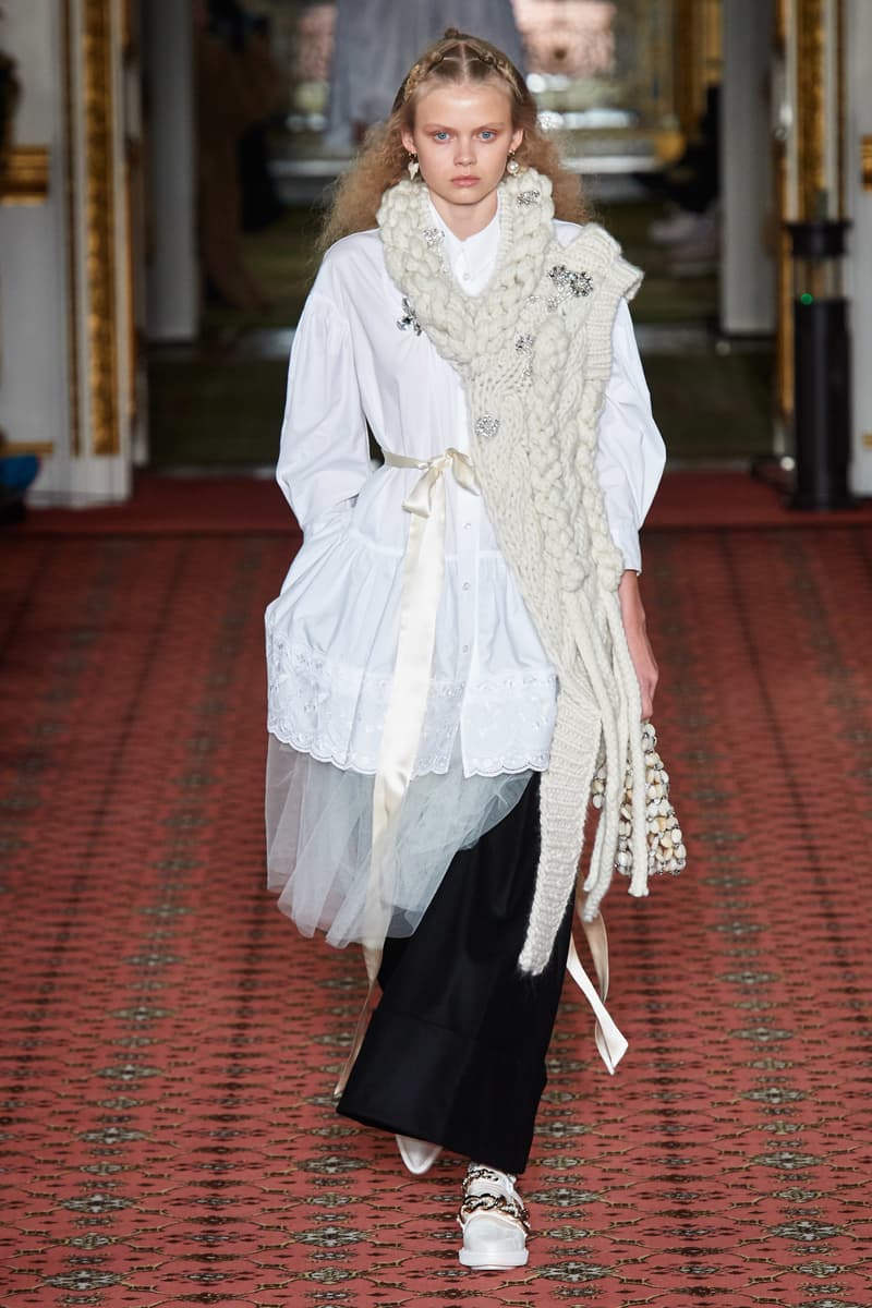 #LFW：Simone Rocha 2020 秋冬系列披著一布夢幻浪漫之下，背後藏著細膩而深沈的悲傷！ - POPBEE