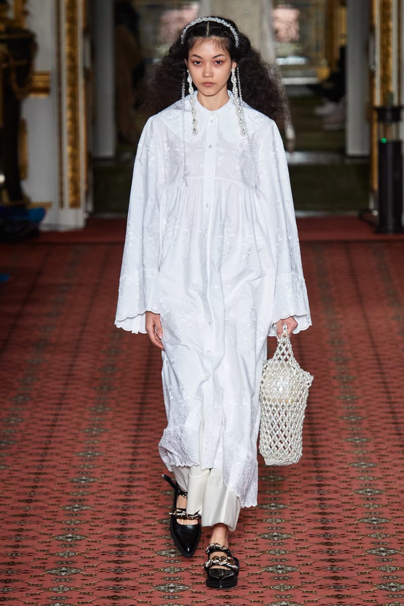 #LFW：Simone Rocha 2020 秋冬系列披著一布夢幻浪漫之下，背後藏著細膩而深沈的悲傷！ - POPBEE