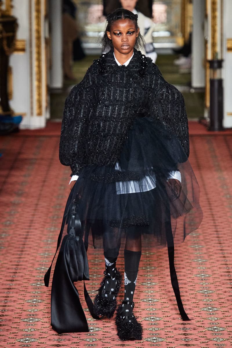 #LFW：Simone Rocha 2020 秋冬系列披著一布夢幻浪漫之下，背後藏著細膩而深沈的悲傷！ - POPBEE