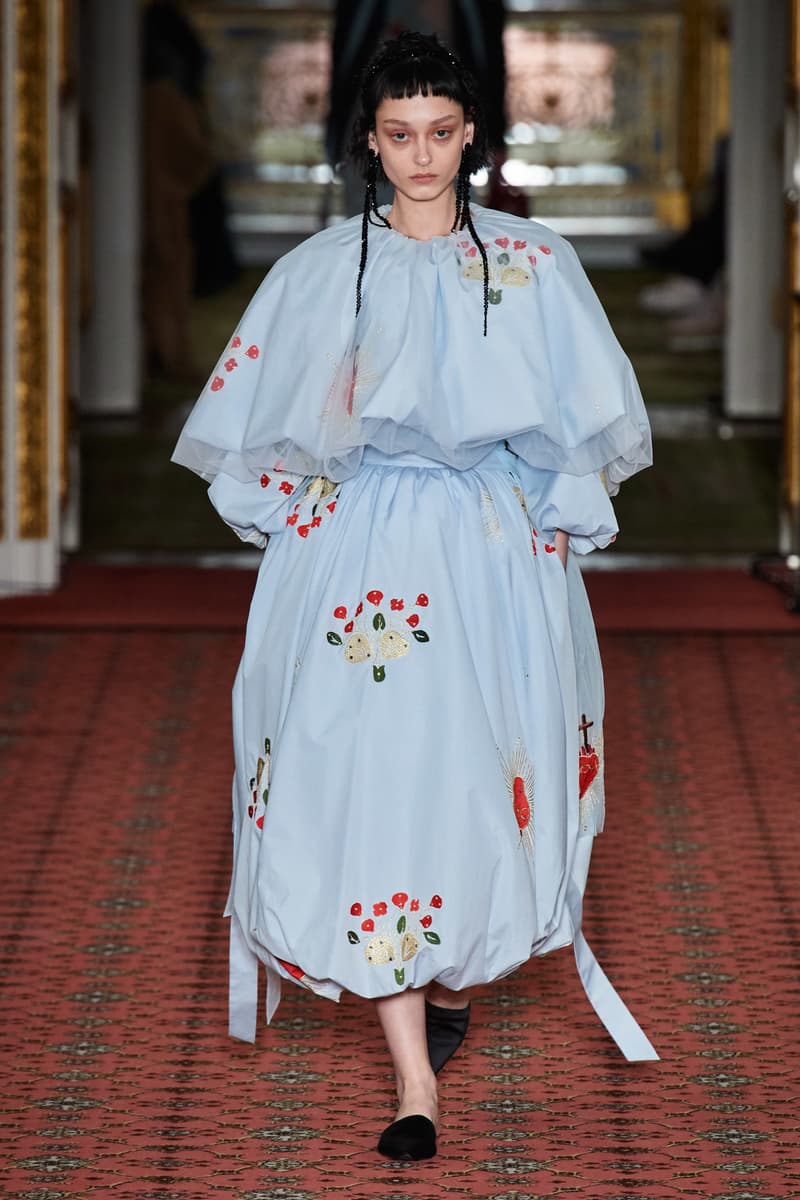 #LFW：Simone Rocha 2020 秋冬系列披著一布夢幻浪漫之下，背後藏著細膩而深沈的悲傷！ - POPBEE
