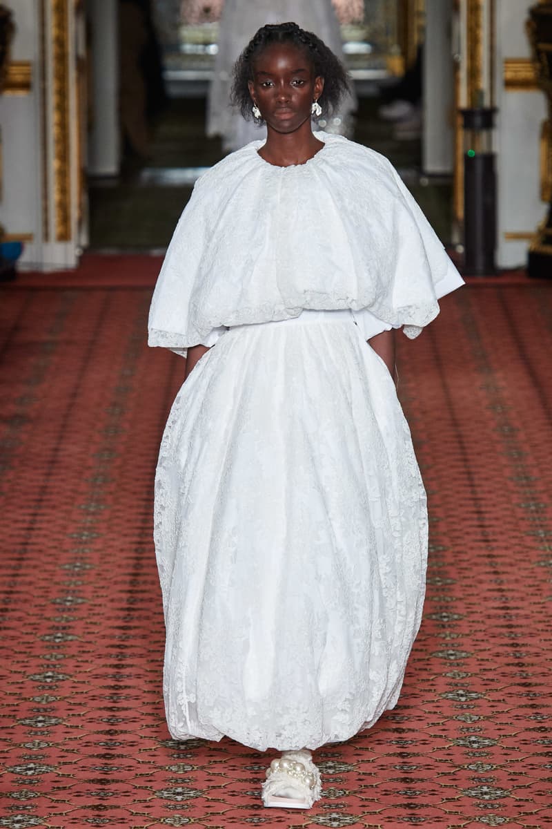 #LFW：Simone Rocha 2020 秋冬系列披著一布夢幻浪漫之下，背後藏著細膩而深沈的悲傷！ - POPBEE