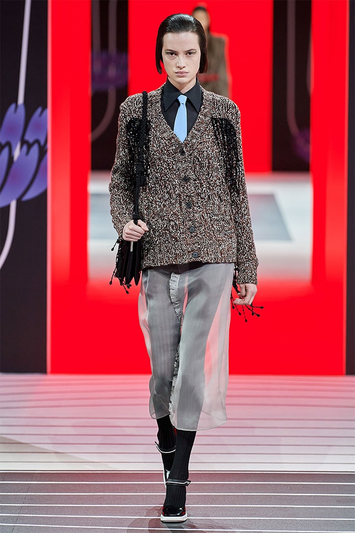 2020 米蘭時裝周秋冬系列：廓形西裝、流蘇裙……Prada 示範如何襯出具力量的女性美！ - POPBEE