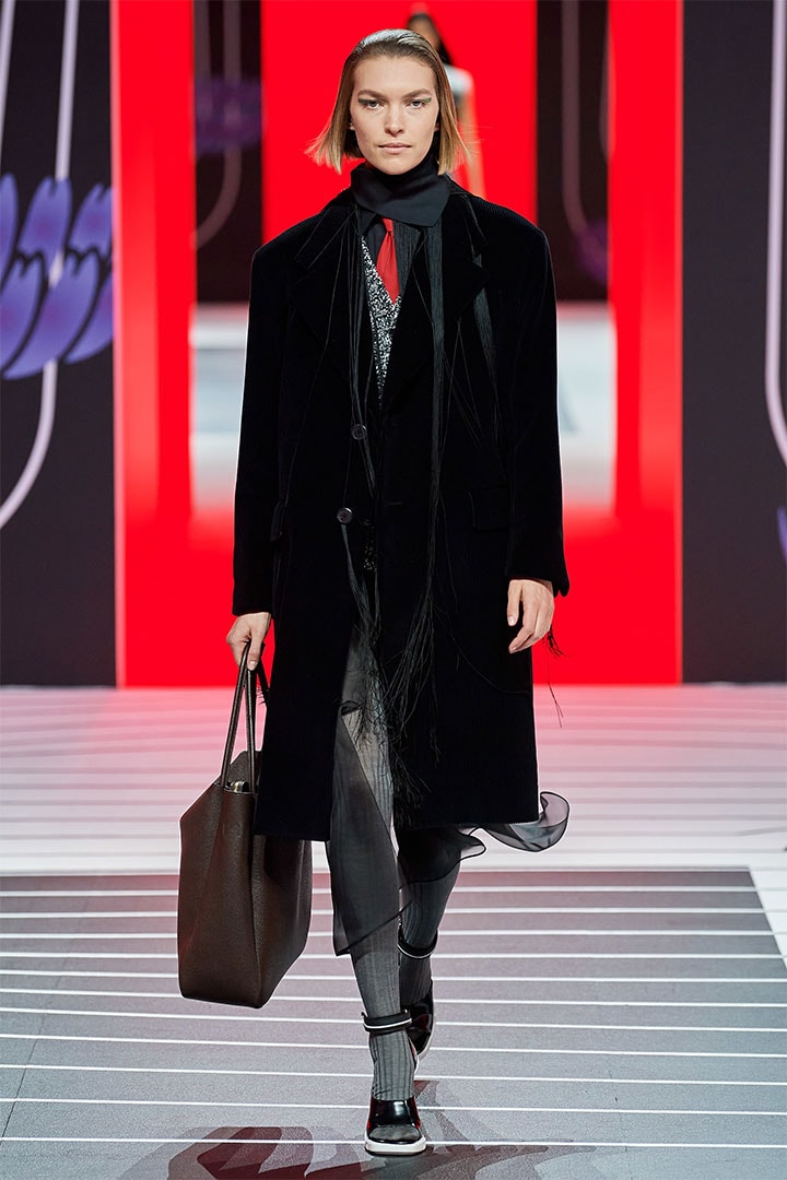 2020 米蘭時裝周秋冬系列：廓形西裝、流蘇裙……Prada 示範如何襯出具力量的女性美！ - POPBEE