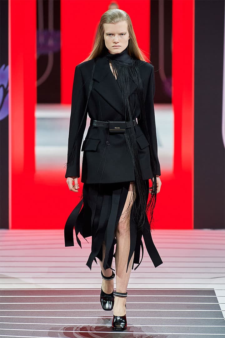 2020 米蘭時裝周秋冬系列：廓形西裝、流蘇裙……Prada 示範如何襯出具力量的女性美！ - POPBEE
