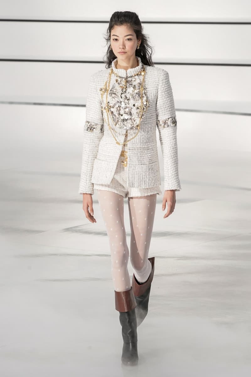 #PFW：Chanel 2020 秋冬以黑白輝映出最經典的優雅，裊裊白煙繚繞了整個 Grand Palais！ - POPBEE