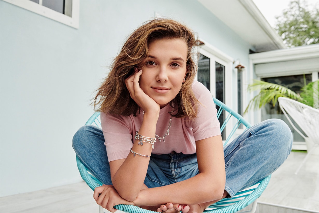 Millie Bobby Brown 與 Pandora 攜手設計，帶來充滿夏日風情的飾品 - POPBEE