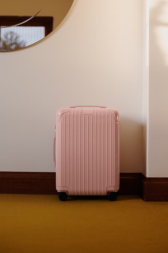 RIMOWA 推出 Desert Rose 霧粉色和 Cactus 墨綠色行李箱 - POPBEE