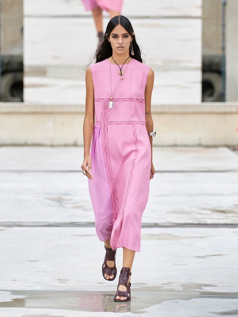 Chloé 2021 春夏系列從混亂中構思秩序，寫下了女性優雅而自信的詩篇！ - POPBEE