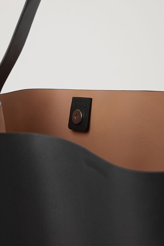 可用一輩子的極簡設計：Oversized bag 回歸，COS 這款皮革手袋熱賣到斷貨！ - POPBEE