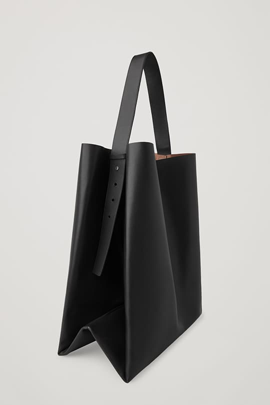 可用一輩子的極簡設計：Oversized bag 回歸，COS 這款皮革手袋熱賣到斷貨！ - POPBEE