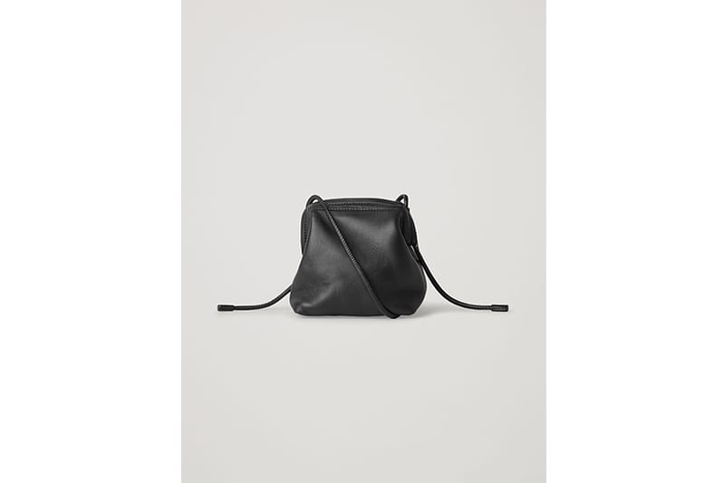 可用一輩子的極簡設計：Oversized bag 回歸，COS 這款皮革手袋熱賣到斷貨！ - POPBEE