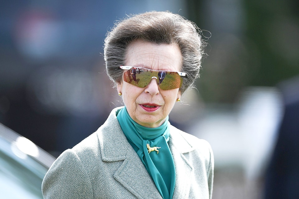 想不到原來安妮公主連吃水果也有這「癖好」！果然是最愛反傳統的公主！ - POPBEE