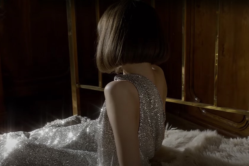 性感撩人的姿態：Lisa 出鏡全新 Celine 香水廣告，清冷高貴令人屏息！ - POPBEE