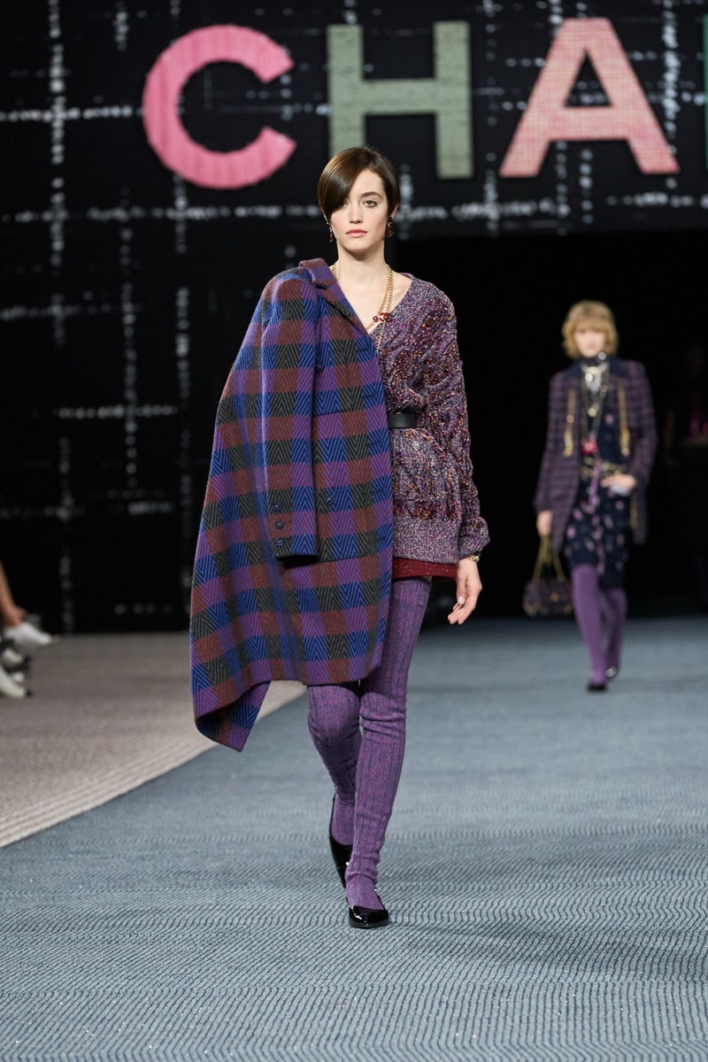 PFW：CHANEL 致敬斜紋軟呢，原來背後有著一段令人醉心的故事！ - POPBEE