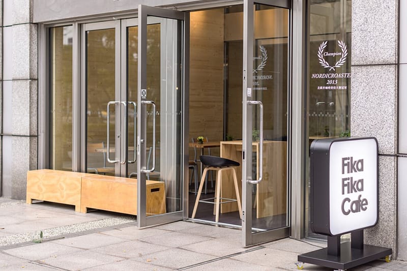 伴著 101 城市風景的 Fika Fika Cafe：三明治、黑糖拿鐵、自家烘焙咖啡都想嚐嚐！