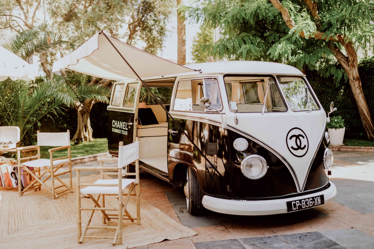 徜徉地中海風情：跟著雙 C 廂型車，展開一場 CHANEL Summer Tour！ - POPBEE