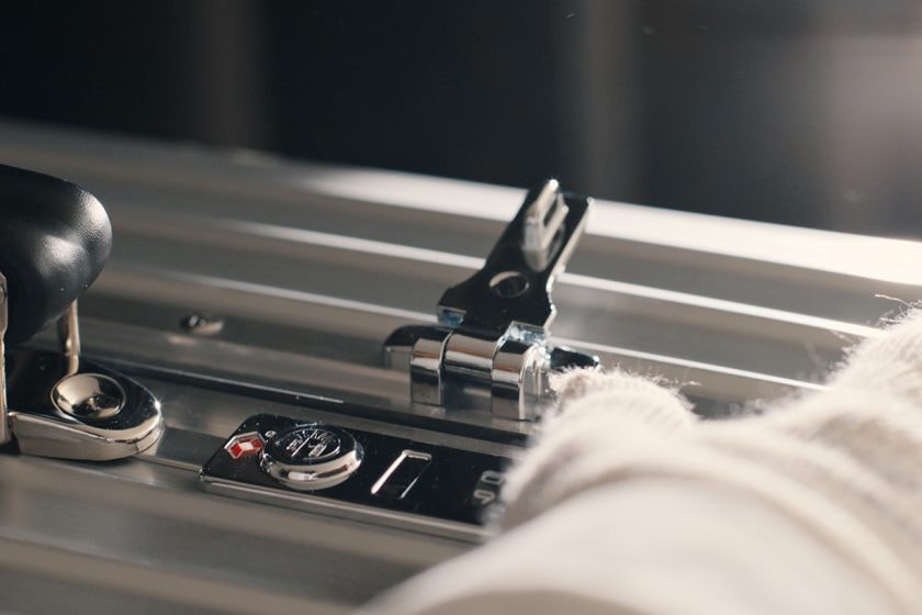 Rimowa 行李箱輸入密碼打不開？師傅分享壞掉的鎖 50% 都能靠此方法解開！ - POPBEE