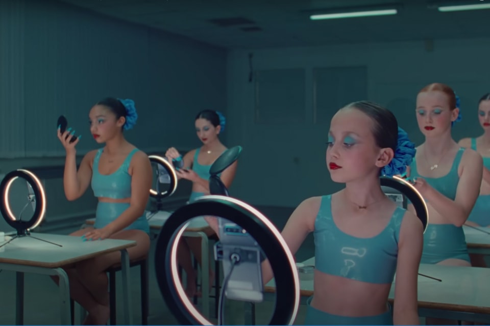 Christina Aguilera 20 年後重新拍攝 《Beautiful》MV，提醒大家關注內在美 - POPBEE