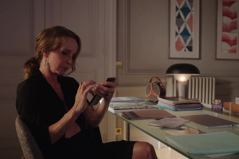 《Emily in Paris》第三季：Emily 與 Sylvie 手上拎的手袋，成為熱搜款式！ - POPBEE