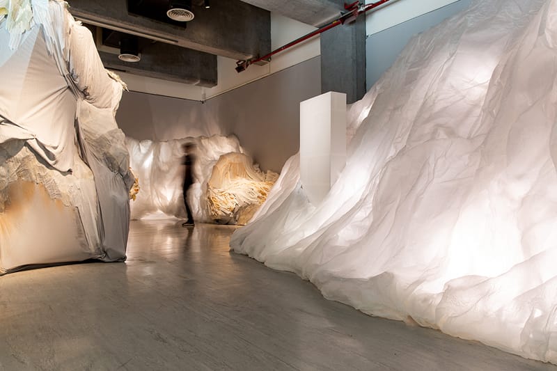 北美館的隱藏版空間展覽：或許也被你忽略的「崎 Heterogeneous」，以紙打造絕美山林景致。 - POPBEE