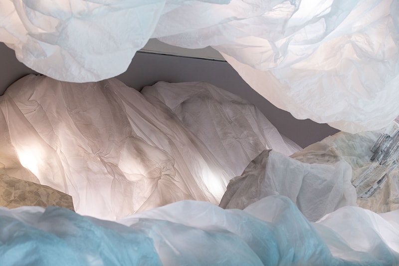 北美館的隱藏版空間展覽：或許也被你忽略的「崎 Heterogeneous」，以紙打造絕美山林景致。 - POPBEE