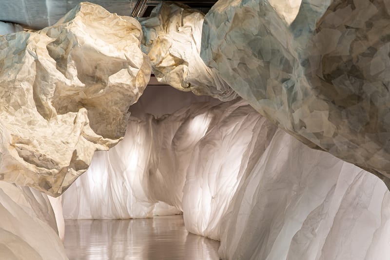 北美館的隱藏版空間展覽：或許也被你忽略的「崎 Heterogeneous」，以紙打造絕美山林景致。 - POPBEE